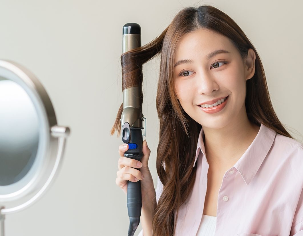 Mau Catok Rambut Curly Kamu Tahan Lama? Coba Trik Ini!